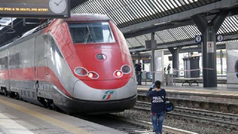 Ferrara: travolta e uccisa da un treno, disagi sulla Bologna-Venezia Ferrara: travolta e uccisa da un treno, disagi sulla Bologna-Venezia